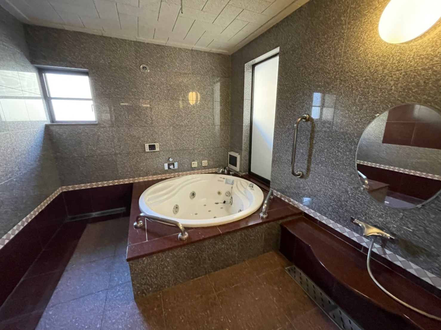 ステーキルームと中庭のある平屋【総社市】 | HOUSELABO